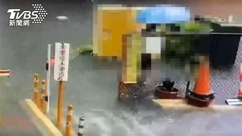 快訊／大雨積水 鳳山1女子涉水觸電倒地命危│高雄市│漏電│tvbs新聞網
