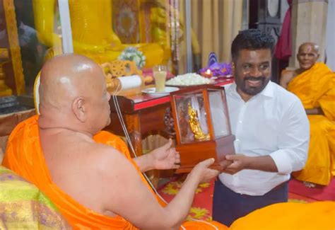 අභිනව ජනපති ත්‍රෛ ආගමික නායකයන් හමුවූ හැටි Photos