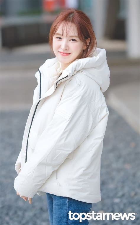 Hd포토 레드벨벳 웬디 하얀 패딩 입으니 더 빛나는 피부 웬디의 영스트리트 출근길 아이돌24시 네이트 연예