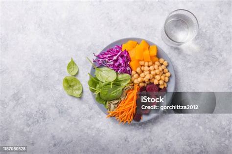 병아리콩 비트 뿌리 신선한 시금치 호박 보라색 양배추 물 한 잔과 부처님 그릇 건강한 채식 해독 균형 잡힌 식사를 위한 컨셉 맨 위 보기 공간을 복사합니다 0명에 대한 스톡