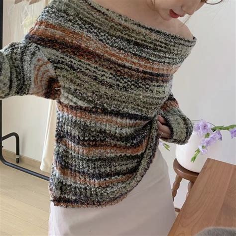 라모리 배색 스트라이프 패턴 오프숄더 니트 티셔츠 Ag116181