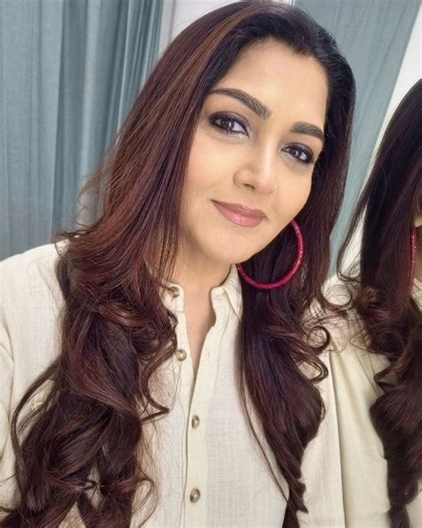 Kushboo షాకిస్తున్న సిమ్లా ఆపిల్ ఖుష్బూ లుక్స్ 53 ఏళ్ల వయసులో జిగేల్