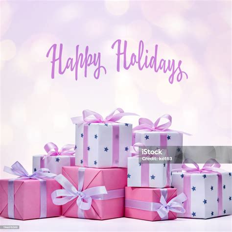 상자에 선물 크리스마스 생일 새 해에 대 한 선물의 집합입니다 상자는 우아한 종이로 포장 되어 있으며 리본으로 장식 되어