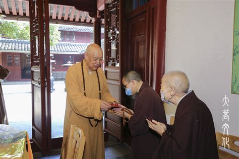 普陀山佛教协会道慈大和尚一行赴佛教颐养堂和普陀山敬老院进行中秋节慰问