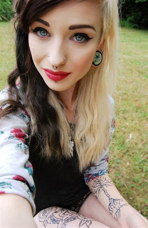 Pin By Chelsea Ray Dye On F A S H I O N A B L E Eyebrow Piercing Girl