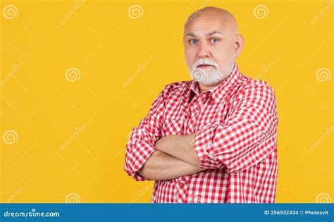 Sorprendido Anciano O Abuelo Con Camisa A Cuadros De Fondo Amarillo