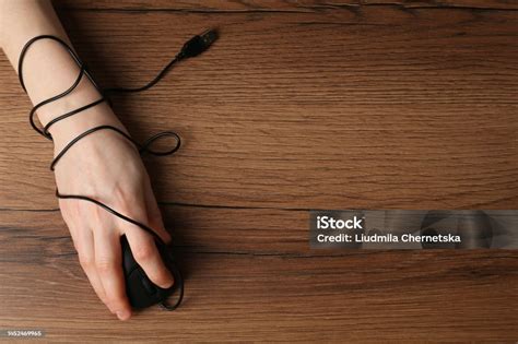 인터넷 중독 나무 테이블에서 컴퓨터 마우스를 사용하는 여자의 상위 뷰 노예에 대한 스톡 사진 및 기타 이미지 노예 모던