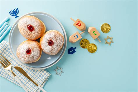 하누카 축제 프레젠테이션 접시 냅킨 칼 붙이 다윗의 별 양초 젤트 Dreidel에 유대인 Sufganiyot의 평면도 이미지 텍스트 또는 광고 공간이 있는 파스텔 블루