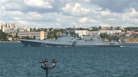 СМИ у острова Змеиный горит российский фрегат