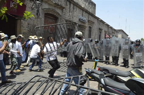 Comuneros de Arantepacua se enfrentan con la policía en Morelia hay