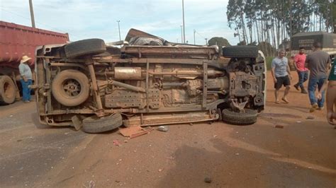 Vídeos Colisão frontal entre carreta e caminhonete deixa motorista