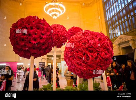 Visitors To Grand Central Terminals Vanderbilt Hall Experience The
