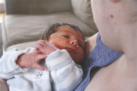 Madre Sosteniendo A Su Hijo Bebé Foto Premium