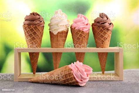 바닐라는 요구르트 또는 소프트 아이스크림 와플 콘에 고정 0명에 대한 스톡 사진 및 기타 이미지 0명 거품 내기 냉동 요구르트 Istock