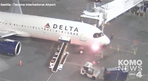 達美客機西雅圖著陸後竟狂噴火球 乘客嚇壞開艙門落機翼逃生 星島日報