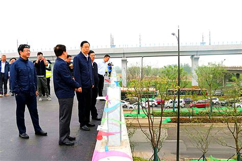 南京市长蓝绍敏视察328国道雍庄至龙池段施工现场江苏省交通工程集团有限公司