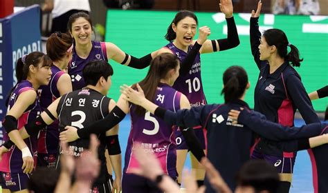 김연경 은퇴 선언 후에도 여전히 활약 중 5라운드 Mvp 선정으로 시즌 3번째 통산 14번째 수상 기록 와이즈 스포츠 뉴스 와이즈티비 실시간 스포츠 중계 무료