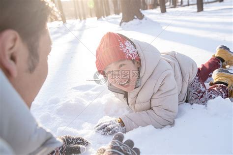 在雪地上玩耍的快乐父子高清图片下载 正版图片507667194 摄图网