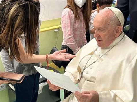 Vaticano divulga primeiras imagens do Papa Francisco após cirurgia de
