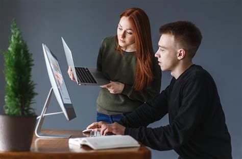 여자와 남자가 컴퓨터 화면을 보고 있습니다 한 달 동안의 매출 통계 연구 교육에 대한 스톡 사진 및 기타 이미지 교육 남자