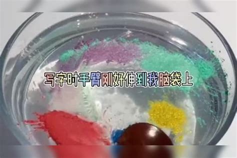 玩起泡胶讲故事，语文老师上课呢，你们小两口打情骂俏，就不能找个时间吗