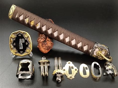 日本刀柄 軍刀柄 柄長約26cm 鞘金具新品 本鮫皮 木製柄 茶色綿巻 目釘付 軍刀拵 合金製 刀鍔 縁頭 目貫 切羽 二環吊 太刀拵