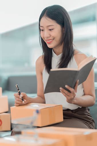 아시아 여성 프리랜서 중소기업 온라인 쇼핑 비즈니스 체크리스트 및 판지 상자 제품에 따라 작업 온라인 마케팅 기업가 세로 이미지 가상현실에 대한 스톡 사진 및 기타 이미지