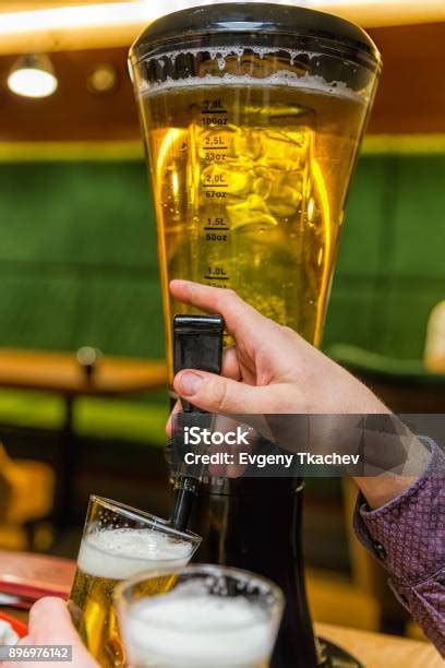 클럽에서 맥주 크레인입니다 맥주 수도 꼭지와 3 리터 컨테이너에서 유리에 붓고 맥주에 대한 스톡 사진 및 기타 이미지 맥주 선술집 작은 통 Istock