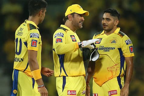 See Ipl 2023 Ms Dhoni Loses Cool At Chepauk After Csks Wayward