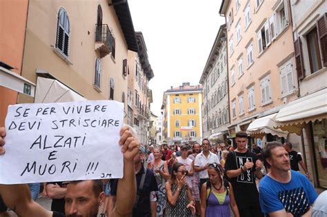 Oltre 600 “no Vax” A Trento Per Protestare Contro Il Green Pass