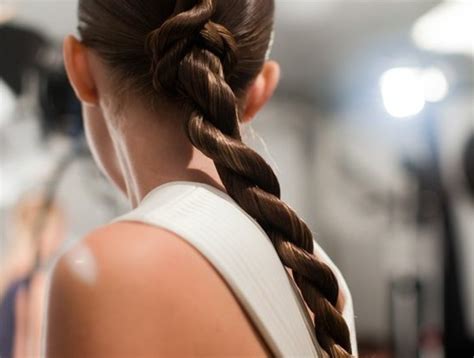 La coiffure queue de cheval les variantes en photos et en vidéos
