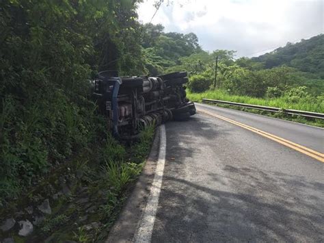 Tráiler vuelca en la carretera a Puerto Vallarta y uno más se queda sin