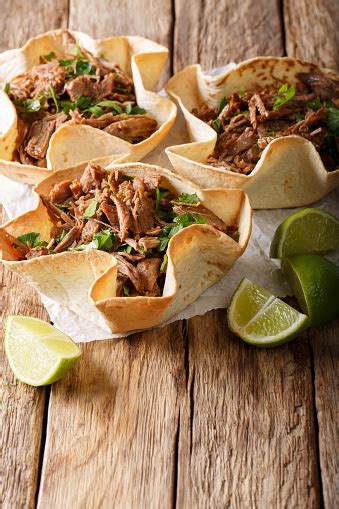 테이블에 옥수수 Tortillas 클로즈업에 석 회와 채소와 쇠고기를 뽑아 수직 0명에 대한 스톡 사진 및 기타 이미지 0명