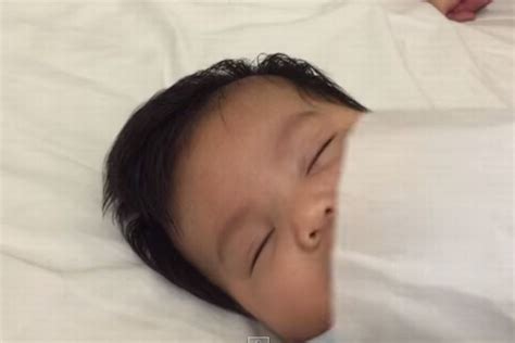 【子育てパパママ必見】赤ちゃんを寝かしつける裏ワザたった30秒で赤ちゃんを寝かしつける映像が話題！
