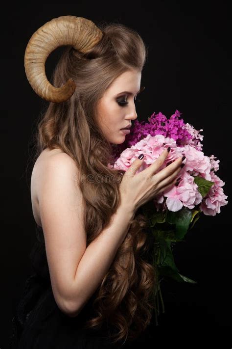 Portrait D Une Femme Attirante De D Mon Avec Des Klaxons Image Stock
