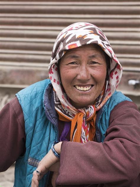 Индийская женщина попрошайки на улице в Leh Ladakh Индия Редакционное