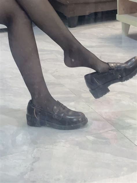 苏挽 On Twitter 来玩个游戏 傻逼跟着我鞋子晃动的节奏开始撸狗几把 鞋子什么时候掉下来傻逼贱狗才能喷！开始吧 T
