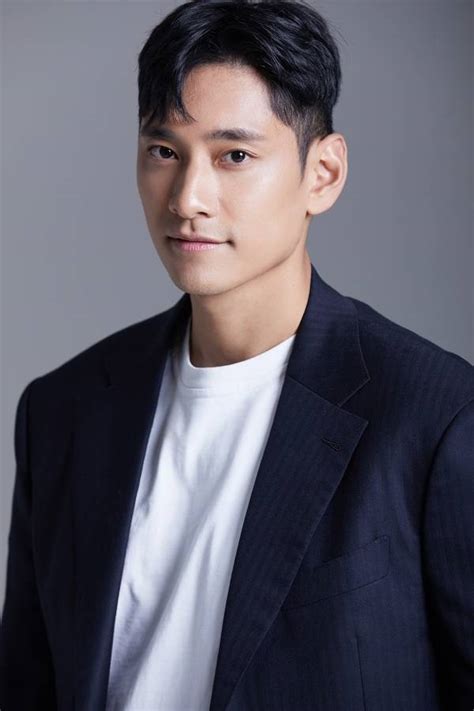 [공식] 前 배구 국대 김요한 장군엔터와 재계약