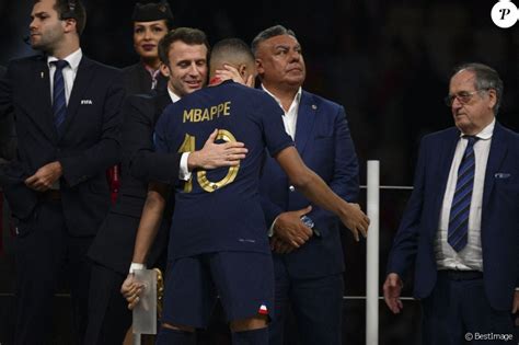 Kylian Mbappé Accolade Avec Emmanuel Macron President De La