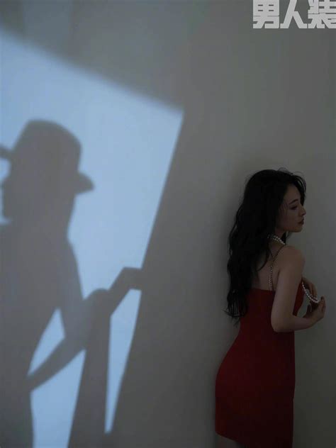 吴倩《男人装》封面 穿吊带配黑丝露细腰美背性感撩人 红裙妖娆妩媚黑色自然皮质