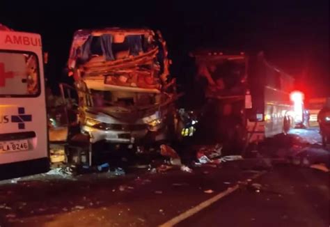 Acidente Entre Dois ônibus E Carreta Deixa Cinco Mortos E 20 Pessoas
