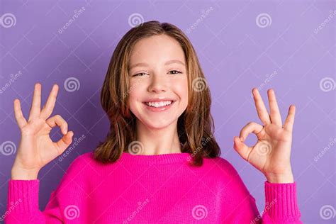 Foto De Uma Jovem Linda E Alegre Garota Positiva De Bom Humor Mostrando
