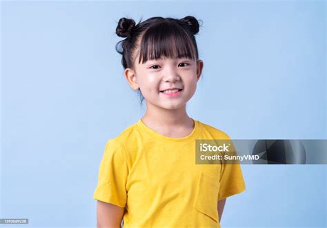 青い背景にポーズをとっているアジアの子供の画像 1人のストックフォトや画像を多数ご用意 1人 カジュアルウェア カットアウト