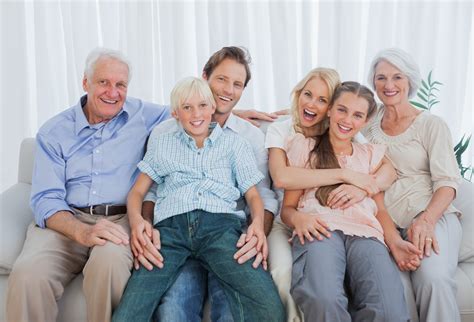 Retrato De Una Familia Extendida Que Se Sienta En El Sofá Foto Premium