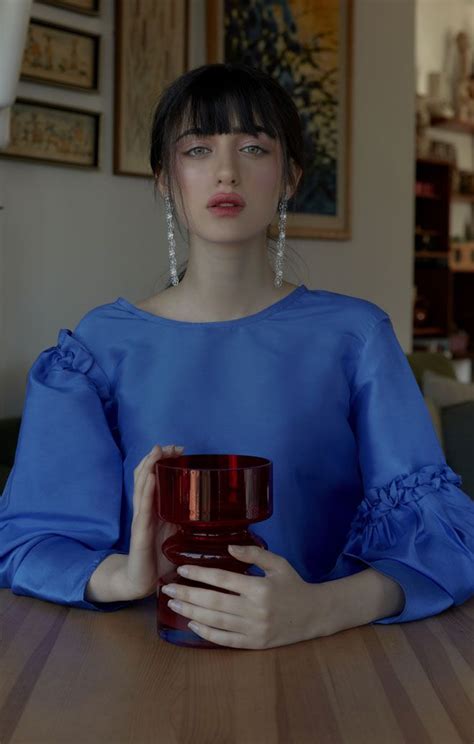 חולצה שחר אבנט ברשת רזילי עגילים קרן וולף צילום לירון ויסמן