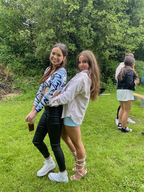 Best Friend Photos Best Friends Sisters Photoshoot Poses Couple