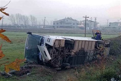 Çanakkale de İÇDAŞ işçilerini taşıyan otobüs şarampole yuvarlandı 5