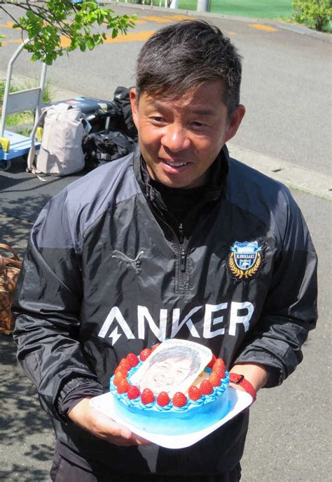 報道陣から贈られた似顔絵プレート付きの誕生日ケーキに笑顔の鬼木監督 ― スポニチ Sponichi Annex サッカー
