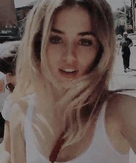 Ana De Armas Walking  Ana De Armas Walking Discover And Share S