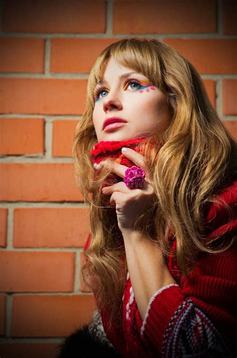Het Portret Van De Manier Van Jonge Vrouw Op Bakstenen Muurachtergrond